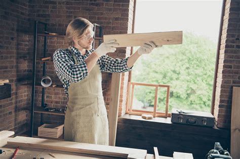 그의 초상화 그의 좋은 매력적인 잘 생긴 금발 집중 남자 숙련 된 장인 빌더 측정 크기 보드 산업 벽돌 로프트 스타일 인테리어
