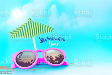 핑크 선글라스 반사 일몰 모래와 태양 여름 시간 개념 공간을 두고 팜 나무 조 경 현장에서 귀하의 콘텐츠 또는 텍스트를 추가