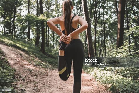 워밍업을 하 고 젊은 체육 여자의 이미지를 잘립니다 다시 보기는 슬림 맞는 여성 준비에서 실행을 합니다 스포티 여자 조깅 하기