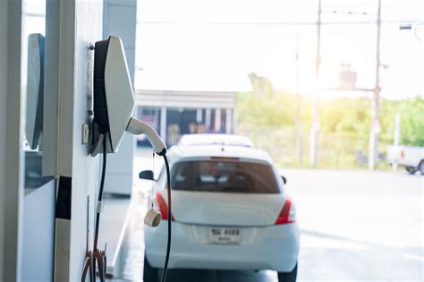 Ev 충전소의 전기 자동차 Co2 배출량을 줄이기 위한 친환경 에너지 및 친환경 대체 에너지에 대한 아이디어 0명에 대한 스톡 사진 및 기타 이미지 Istock