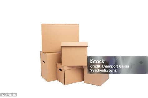 흰색 배경에 고립 된 5 개의 골판지 상자 설계를 위한 빈 공간입니다 개체 그룹에 대한 스톡 사진 및 기타 이미지 개체 그룹 낮 더미 Istock