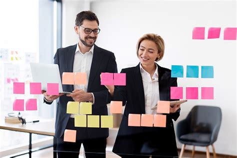 유리 보드에 스티커 메모로 아이디어를 브레인스토밍하는 전문 팀 2명에 대한 스톡 사진 및 기타 이미지 2명 30 34세 35 39세 Istock