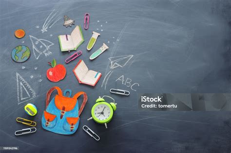 교육과 학교 개념으로 돌아갑니다 종이에서 잘라 배낭 책 화학 플라스크와 재미있는 스케치교실 칠판 위에 사과의 페인트 모양 상단 보기 플랫 레이 0명에 대한 스톡 사진 및