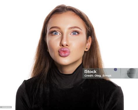 얼굴 표정 아름다운 여성 보내기 에어 키스 남자 친구 쇼 이상적 유혹 큰 조작 입술 입 캐주얼 파스텔 탱크 탑 의상 의류 흰색 배경에 분리 된 복사 공간 여자에 대한 스톡