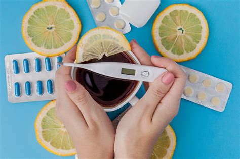 약물 알약 온도계 감기 독감 파란색 배경의 열을 치료하기위한 전통 의학 면역 유지 보수 계절 성 질병 맨 위 보기 의학 플랫 레이 0명에 대한 스톡 사진 및 기타 이미지