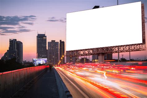 광고 판에 빛을 산책로 거리 도시 및 도시에 저녁 이나 황혼디스플레이 또는 몽타주 제품 또는 비즈니스에 대 한 광고를 수 빈 0명에 대한 스톡 사진 및 기타 이미지 Istock