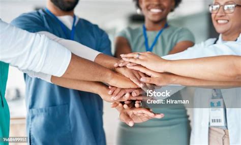 의료 팀워크 연대 및 병원 다양성 지원에서 의사와 간호사의 손 의료인 직원 또는 직원의 워크 플로우 행복한 클리닉 인력을위한 핸드 스택 목표 경영자에 대한 스톡 사진 및