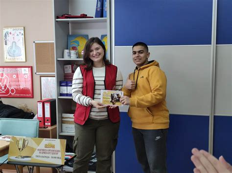 Доделување на ЦКА ПХВ благодарници за младинците Во просториите на Црвен крст на Република