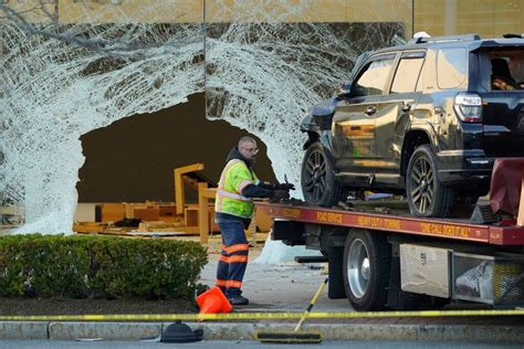 man charged with reckless homicide after crashing into apple store