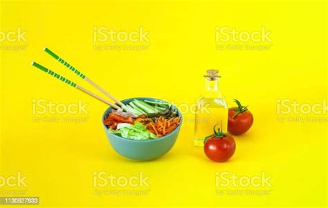 한국 요리의 전통적인 접시입니다 쇠고기 야채와 노란색 배경에 계란 비빔밥 건강한 식생활에 대한 스톡 사진 및 기타 이미지 건강한 식생활 계란 노른자 고기 Istock