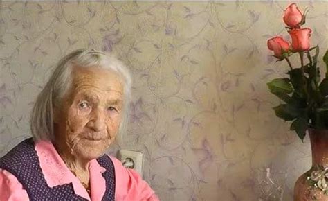 Что можно подарить бабушке на юбилей: Список идей +Фото подарков