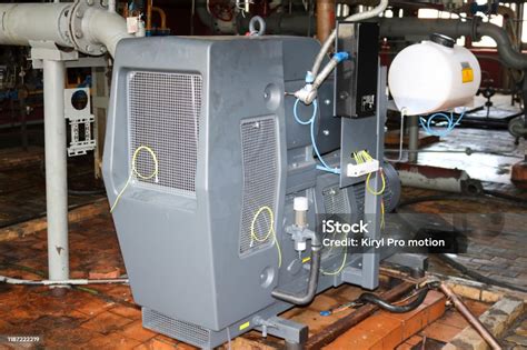 가스를 펌핑하고 비동기 전기 모터 화학 석유 정제 석유 화학 공장의 장비로 압력을 생성하기위한 대형 강력한 산업용 가스 공기 원심 압축기 가솔린에 대한 스톡 사진 및 기타