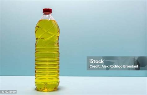 파란색 배경에 식용 콩 오일이있는 플라스틱 병 식물성 기름 0명에 대한 스톡 사진 및 기타 이미지 0명 가득 찬 건강한