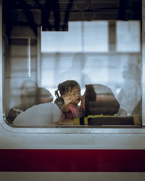 자카르타에서의 기차 여행에서의 부드러운 순간 · 무료 스톡 사진