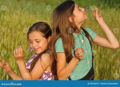 Spielen Mit Zwei Jungen Mädchen Im Freien Stockfoto Bild Von Spiel