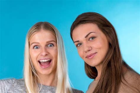 Twee Sexy Jonge Mooie Slanke Vrouwen Hebben Een Pret En Het Stellen In