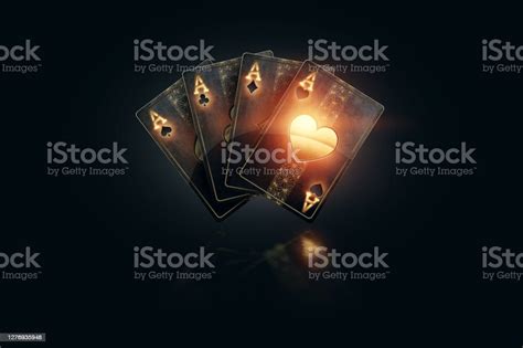 포커를위한 검은 색 골드 플레이 카드 어두운 배경에 네 개의 에이스 디자인 템플릿입니다 카지노 개념 도박 사이트에 대한 헤더 복사 공간 3d 일러스트레이션 3d 렌더 3차원