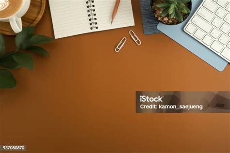 재고 사진술 갈색 사무실 책상 테이블 빈 노트북 키보드 마 카 롱 공급 및 커피 컵 스타일 복사 공간 최고 볼 수 있습니다 플랫이 하다 0명에 대한 스톡 사진 및 기타