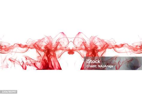 붉은 연기 효과 흰색 배경에 다른 색상의 사실적인 연기 색상 폭발 디자인 템플릿 파스텔 잉크 연기 밝고 강렬한 추상적 인 배경 안개 또는 연기 0명에 대한 스톡 사진 및