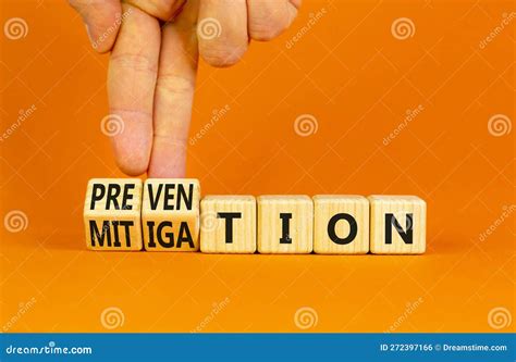 Symbool Voor Preventie Of Mitigatie Zakenman Draait Kubussen En