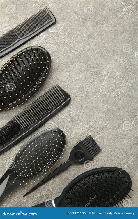 Herramientas Para El Cabello Belleza Y Peinado Concepto Diferentes Cepillos O Peines Sobre Fondo