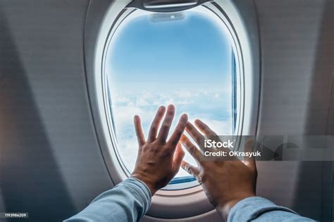 구름과 푸른 하늘 배경 비행기의 만지는 창 안에 남자와 여자의 손 여행 및 휴가 개념 행복한 커플 비행 비행기를 타고 꿈과 자유 공간을 복사합니다 개념에 대한 스톡 사진 및