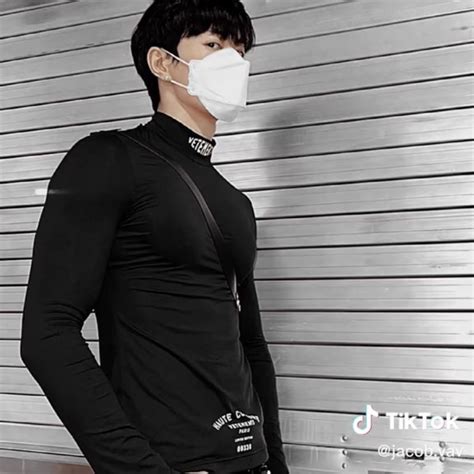 더쿠 조각한 것 마냥 근육 예쁜 남돌