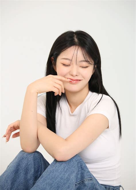 피프티피프티 데뷔 1주년 화보 비하인드컷 세리에매니아