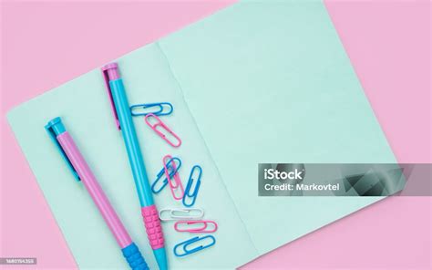 분홍색 배경에 텍스트를 위한 공간이 있는 화려한 편지지 플랫 레이 학교로 돌아 가기 평면도 분홍에 대한 스톡 사진 및 기타 이미지 Istock