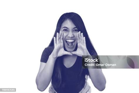 다양한 아시아 여자 와 외치다 그녀의 손 주위에 그녀의 입 으로 고립 된 파란색 듀오톤 효과 흰색 배경 원조에 대한 스톡 사진 및 기타 이미지 Istock