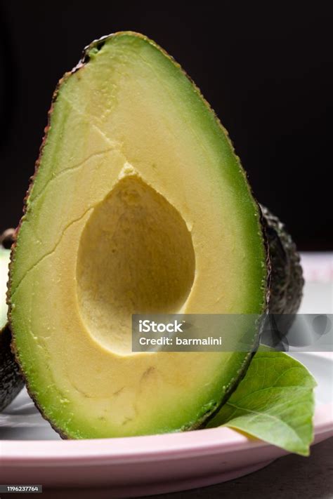 매크로 사진 신선한 잘 익은 Hass 아보카도 반으로 잘라 0명에 대한 스톡 사진 및 기타 이미지 0명 건강한 식생활 과일 Istock