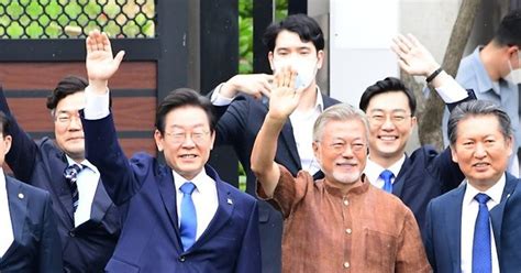 지지자에 인사하는 문재인 전 대통령과 이재명 당 대표