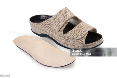 빈 부드러운 회색 홈 슬리퍼 디자인 모형 의 쌍 호텔 목욕 슬리퍼 상단 보기 흰색 배경에 고립 된 투명 한 따뜻한 국산 샌들 또는 스 니 커 즈 침대 신발 액세서리