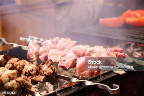 야외에서 금속 그릴에 시 케밥 요리 하는 과정입니다 Shashlik 바베 큐 그릴에 굽고 절인된 고기입니다 고기에 대한 스톡 사진 및 기타 이미지 Istock