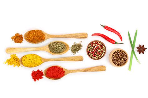 복사 공간 텍스트와 흰색 배경에 고립 된 나무로 되는 숟가락에 향신료의 믹스 최고의 볼 수 있습니다 플랫이 하다 설정 또는 컬렉션 0명에 대한 스톡 사진 및 기타 이미지