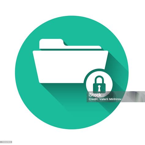 긴 그림자와 고립 된 흰색 폴더 및 자물쇠 아이콘 닫힌 폴더 및 자물쇠 보안 안전 보호 개념입니다 녹색 원 버튼을 클릭 합니다