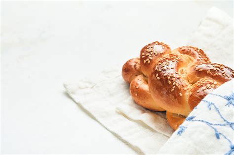 샬라 빵 안식일 키드두시 의식 구성 갓 구운 수제 머리띠 샬라 빵은 샤밧과 휴일을 위해 하얀 배경인 샤밧 샬롬을 배경으로 합니다 맨 위 보기입니다 공간을 복사합니다 가리기에