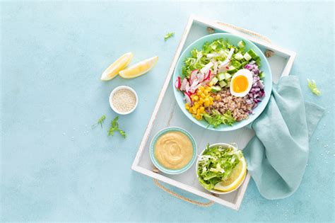 삶은 달걀 쌀과 신선한 양상추 무 오이 옥수수 양파와 참 깨와 병아리콩 소스의 야채 샐러드와 부처님 그릇 건강한 생활방식에 대한 스톡 사진 및 기타 이미지 Istock