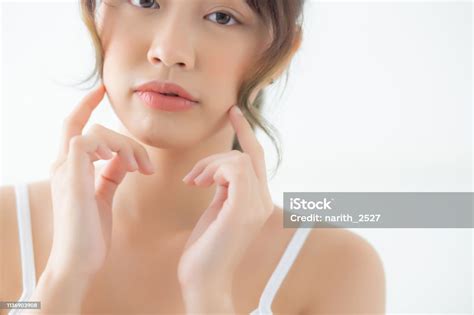 초상화 아름 다운 아시아 여자 화장품의 메이크업 소녀 손 터치 뺨과 미소 매력적인 피부 관리 및 의료 개념 침실에서 웰빙과 완벽 한 얼굴 아름다움 가정 생활에 대한 스톡
