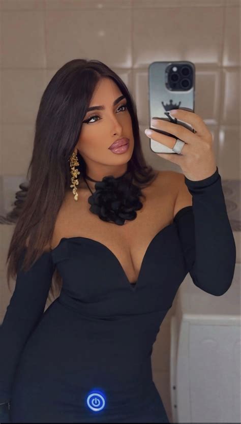 Qristi ️🌺 სულ არ მაღელვებს ცხოვრების შავ თეთრი ბილიკები მე ჩემი გზა მაქვს იმედისფერი 🌺