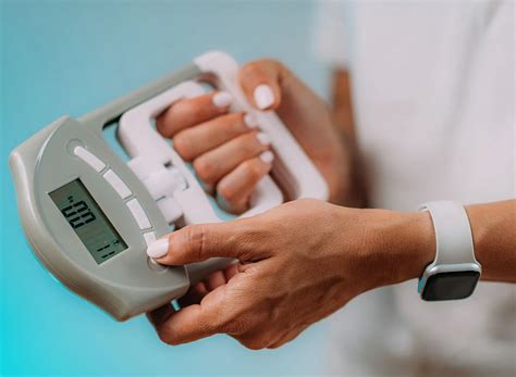 This Simple Grip Strength Test Reveals How Fit You Really Are