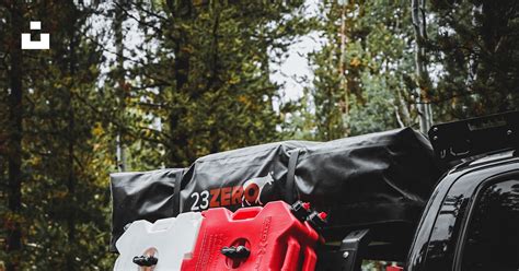 뒷면에 빨간색과 흰색 쿨러가 있는 검은색 트럭 사진 Unsplash의 무료 트럭 이미지