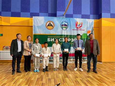 Амжилт гаргасан багш сурагчдыг шагнаж урамшууллаа