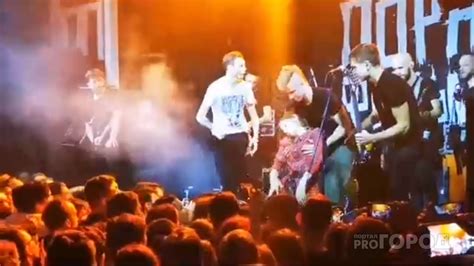 Девушку без сознания вытащили на сцену во время концерта группы Порнофильмы