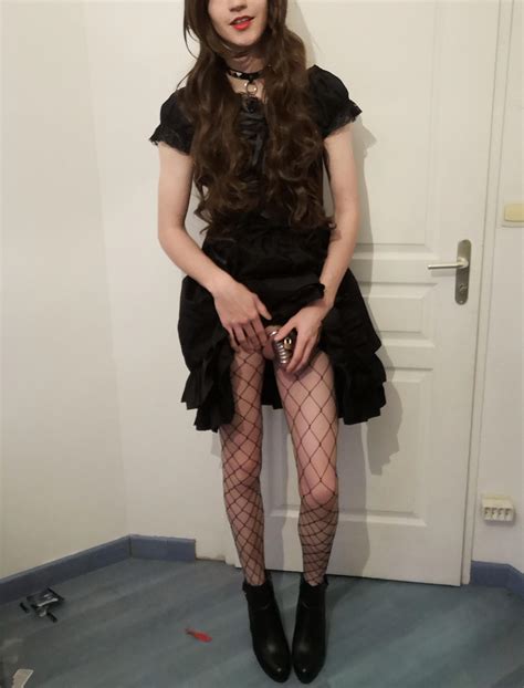 Random Sissy Trying To Please Herself But She Is Locked Up Scrolller