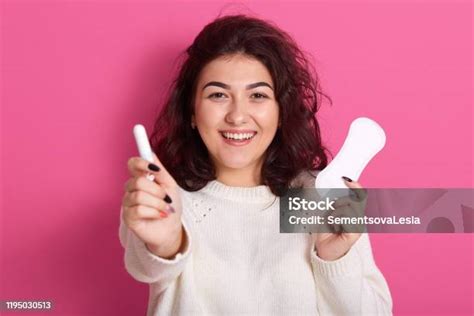 생리 주기 동안 여성 위생 제품의 다른 유형을 들고 행복 만족 백인 여성 위생 패드와 Fwemales 손에 면 탐폰 분홍색 배경 위에 고립 된 서 구멍이 많은에 대한 스톡