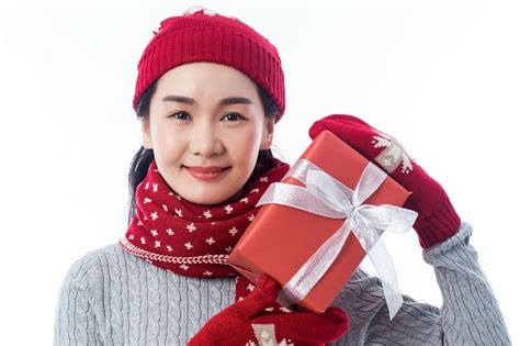 빨간 비니와 스카프를 입고 빨간 선물 상자를 들고 있는 아시아 여자 개인 장식품에 대한 스톡 사진 및 기타 이미지 개인 장식품 겨울 니트 모자 Istock