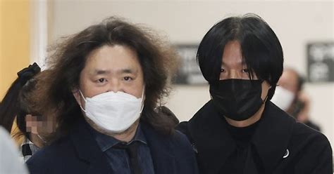 법정 향하는 김어준 주진우