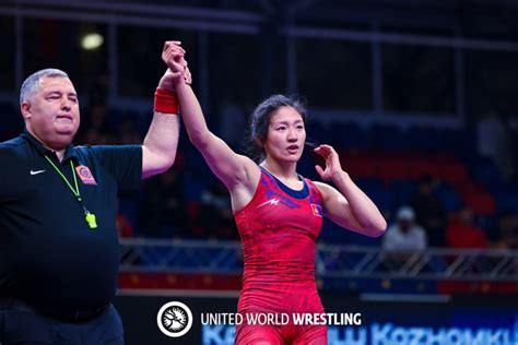 Олимпын эрхийн тэмцээнд оролцох бөхчүүд эмэгтэй