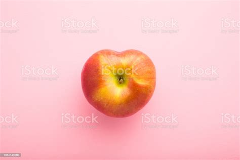 밝은 분홍색 테이블 배경에 붉은 사과의 심장 모양 신선한 과일 파스텔 색상 근접 촬영 하향 보기 개념에 대한 스톡 사진 및 기타